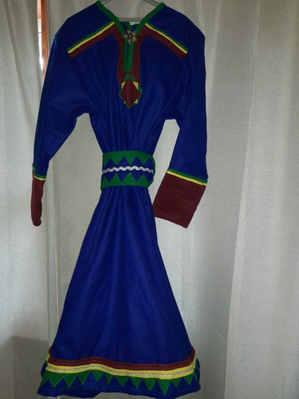 Klar blå sjøsamisk Alta/Loppa/Kvænangen-kofte, med belte. – siliam